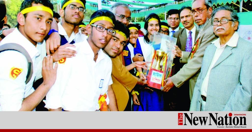Professor Dr SM Nazrul Islam, Vice-Chancellor, BUET handing over ...