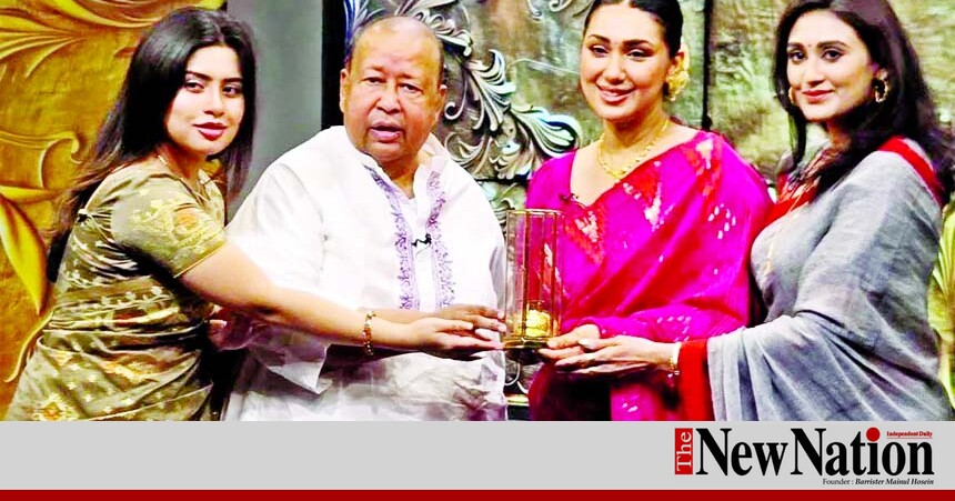 Apu Biswas receives a golden urn as gift